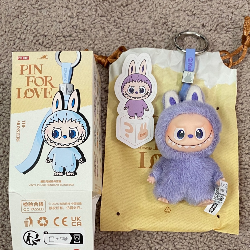 Pop Mart Labubu Pin For Love ? Emm NWT - Gem